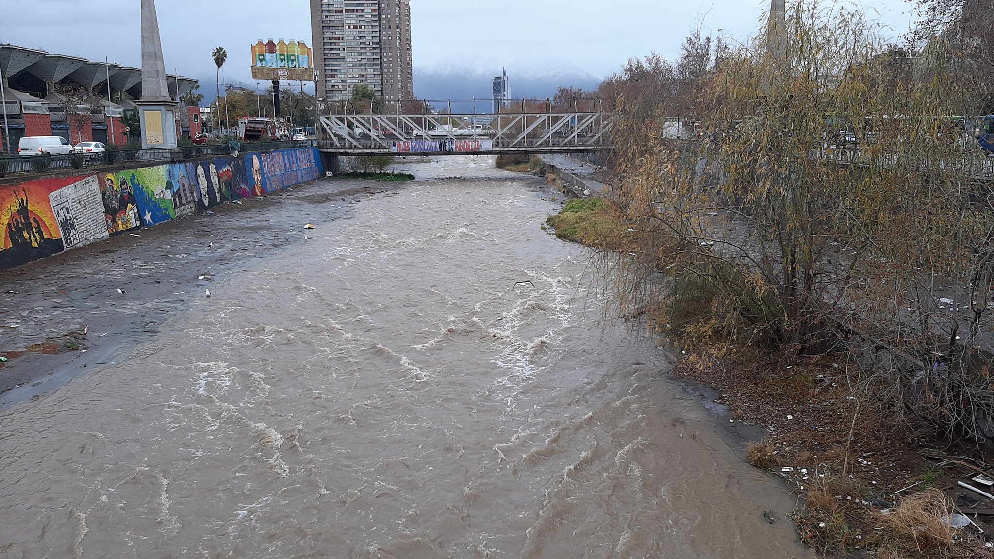 Reportan aumento del caudal del río Mapocho a causa de las fuertes ...