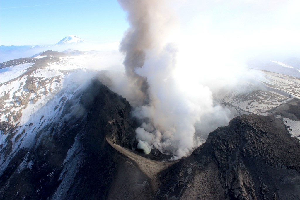 Alerta amarilla en volcán Copahue: restringen acceso al cráter a 1.000 ...