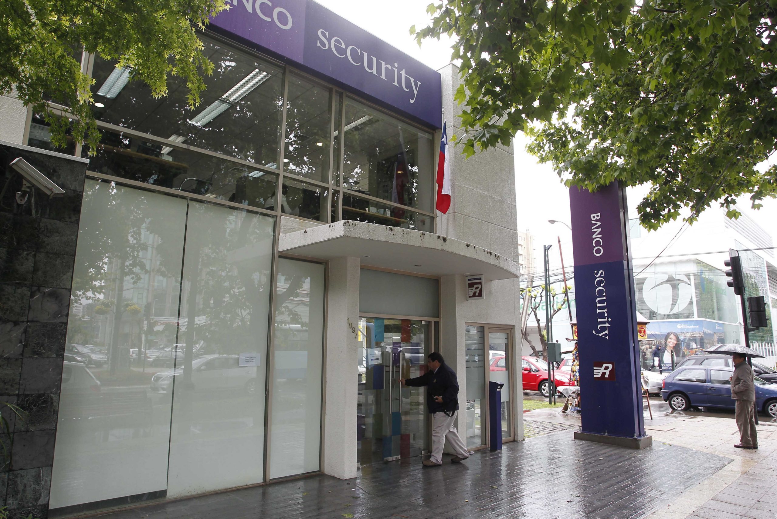 Banco Security compensará a 17 mil consumidores por cobros en líneas ...