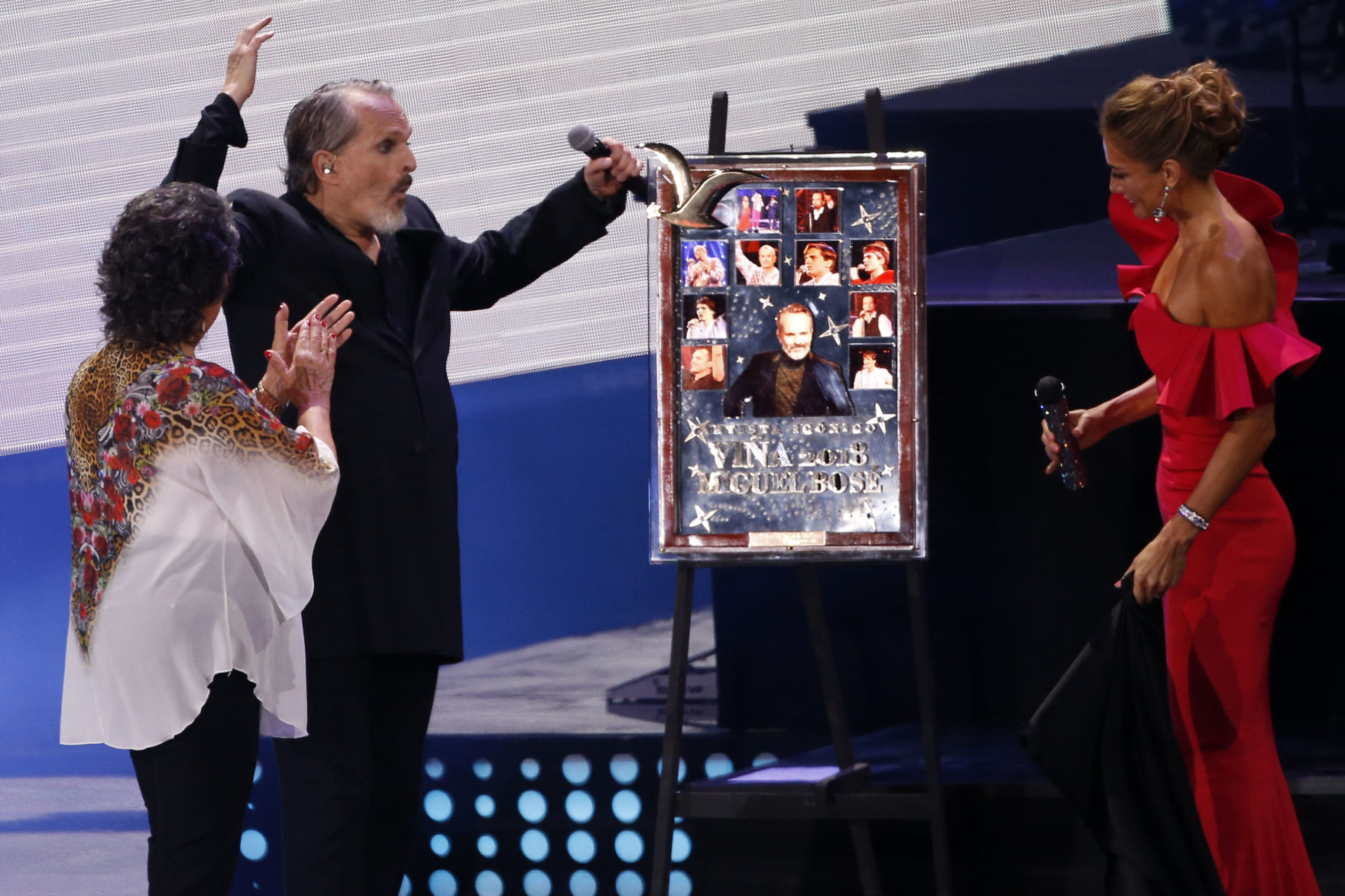 Galería | El tsunami de memes que dejó el “homenaje” a Miguel Bosé en Viña