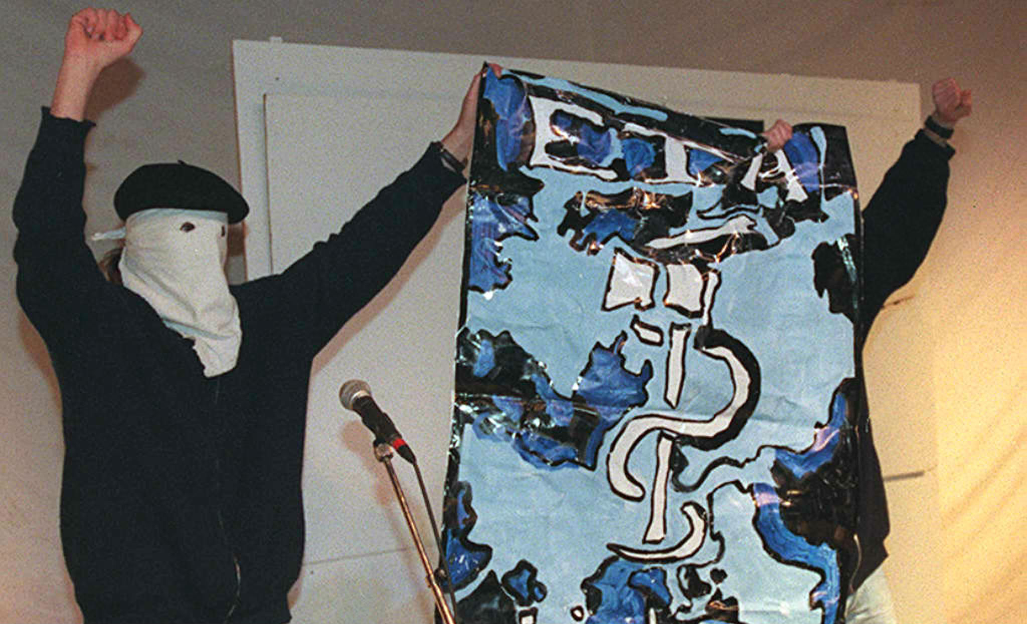 ETA anuncia que “ha disuelto completamente todas sus estructuras”