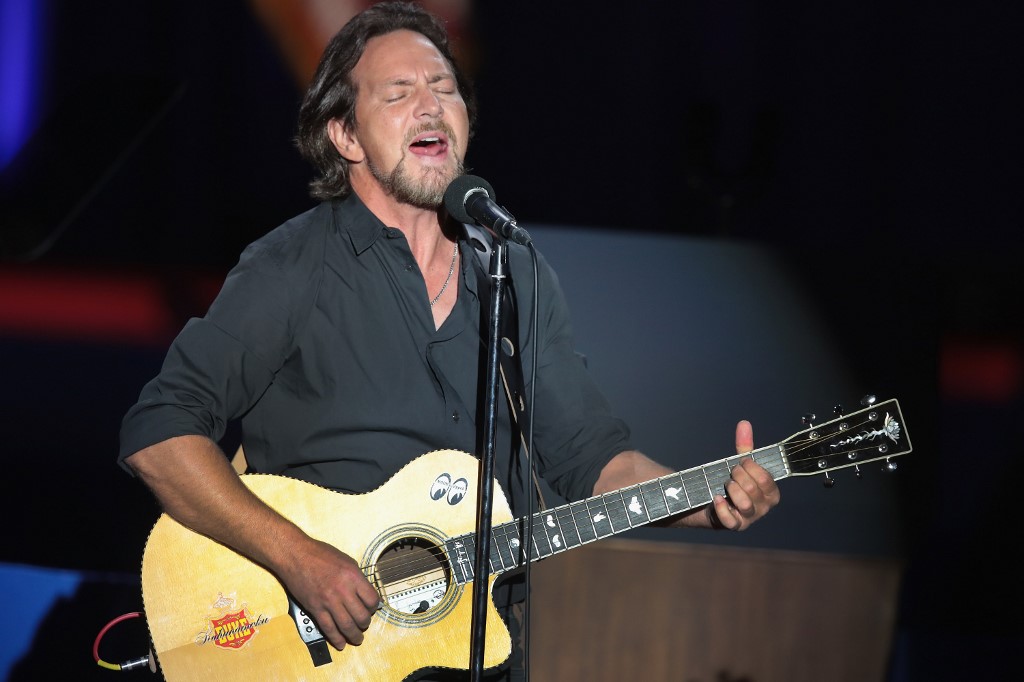 Eddie Vedder reconoce que aún no logra superar la muerte de Chris Cornell