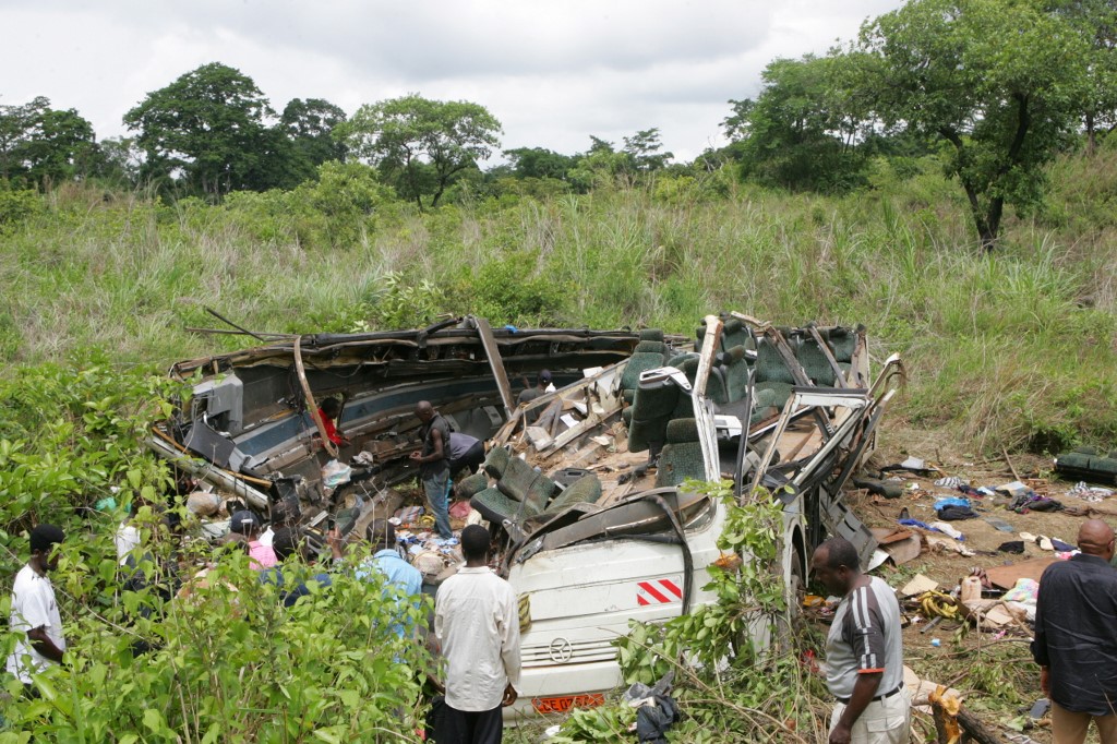 VIDEO | Al menos 37 muertos dejó un accidente de bus en Camerún