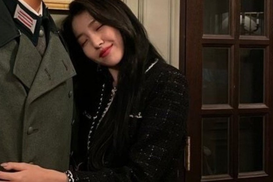 Estrella K-pop surcoreana se disculpa por fotos junto a uniforme nazi