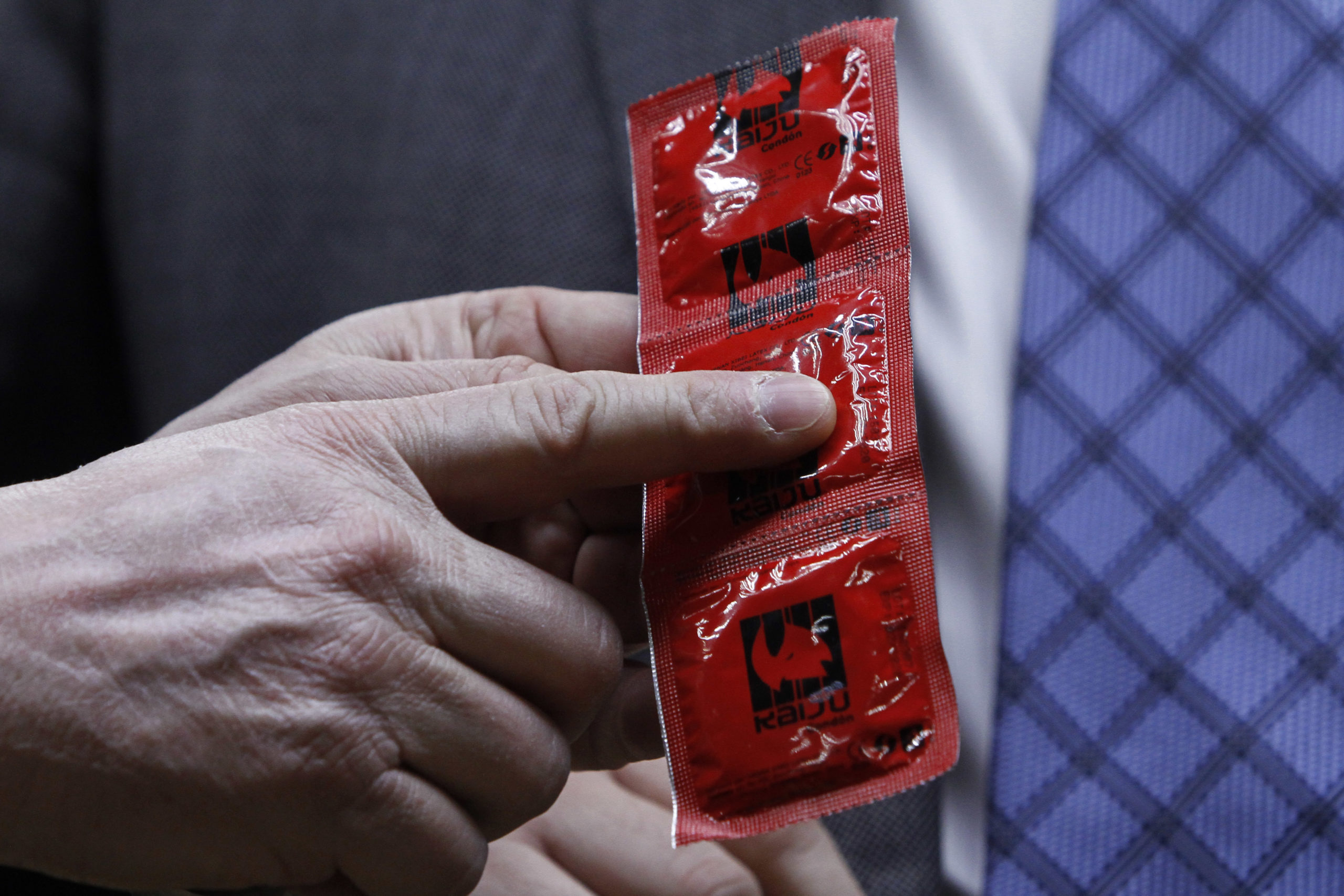 Quioscos de Santiago venderán condones con una rebaja del 40%