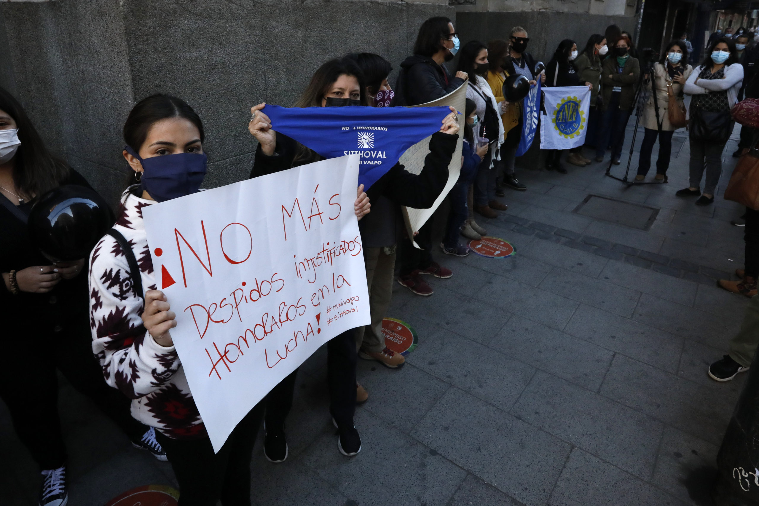 Trabajadores despedidos en Municipalidad de Valparaíso protestaron ...