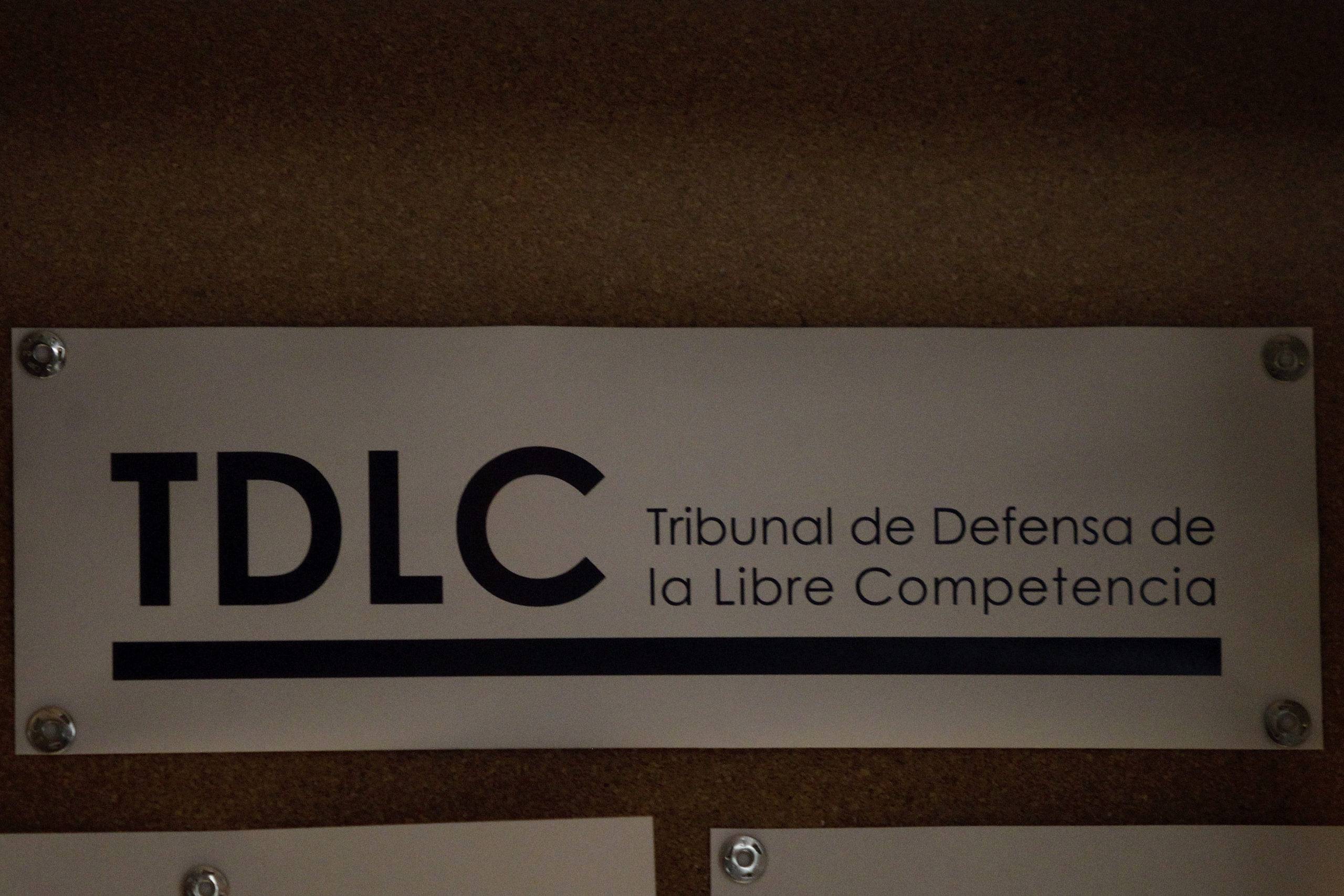 TDLC condena a dos laboratorios por colusión