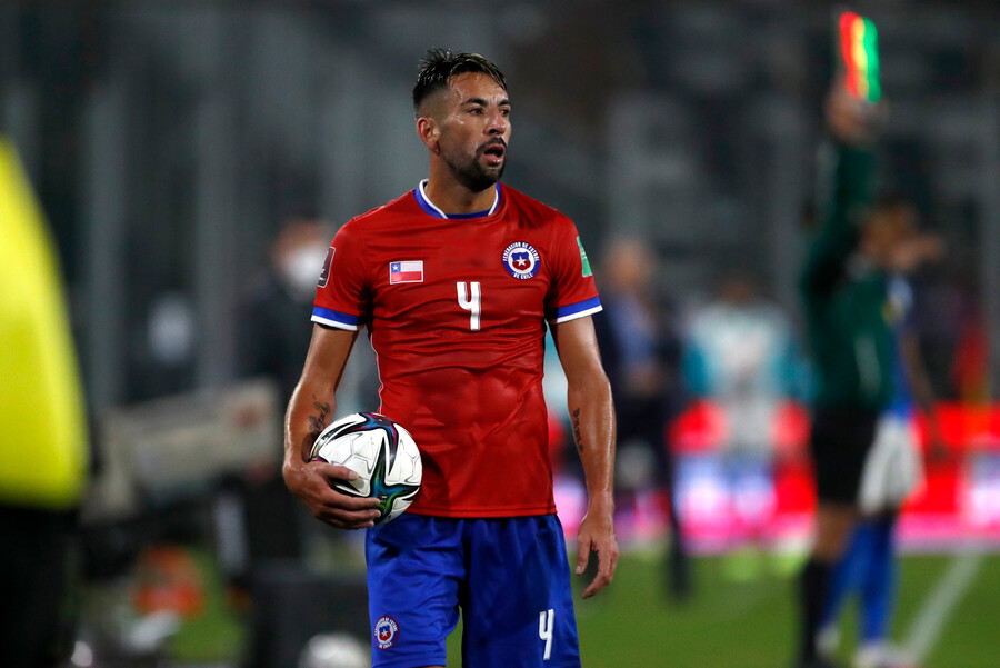 Mauricio Isla se convirtió en la tercera baja de la Roja para la gira ...