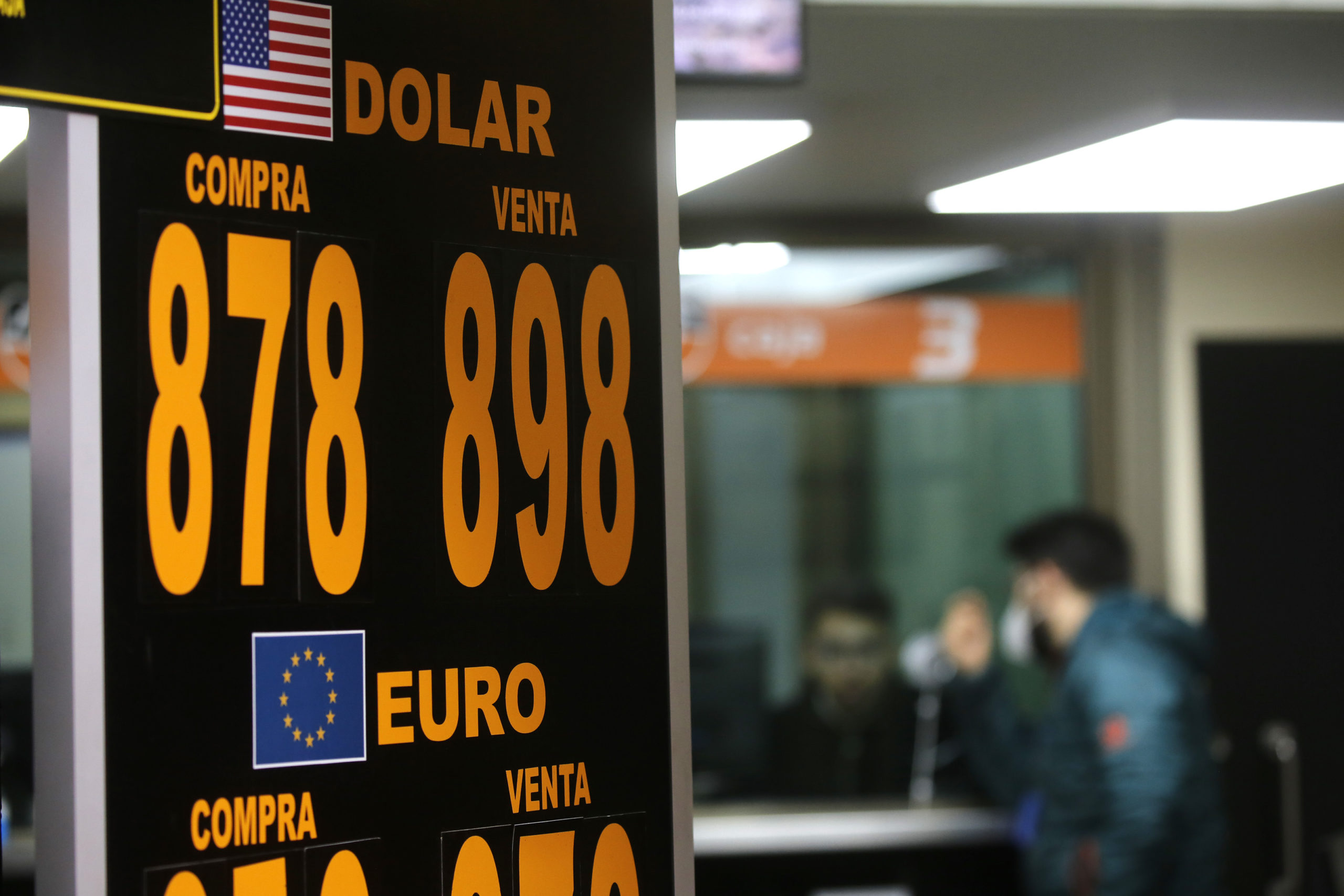 El dólar superó durante este jueves la barrera de los 900 pesos
