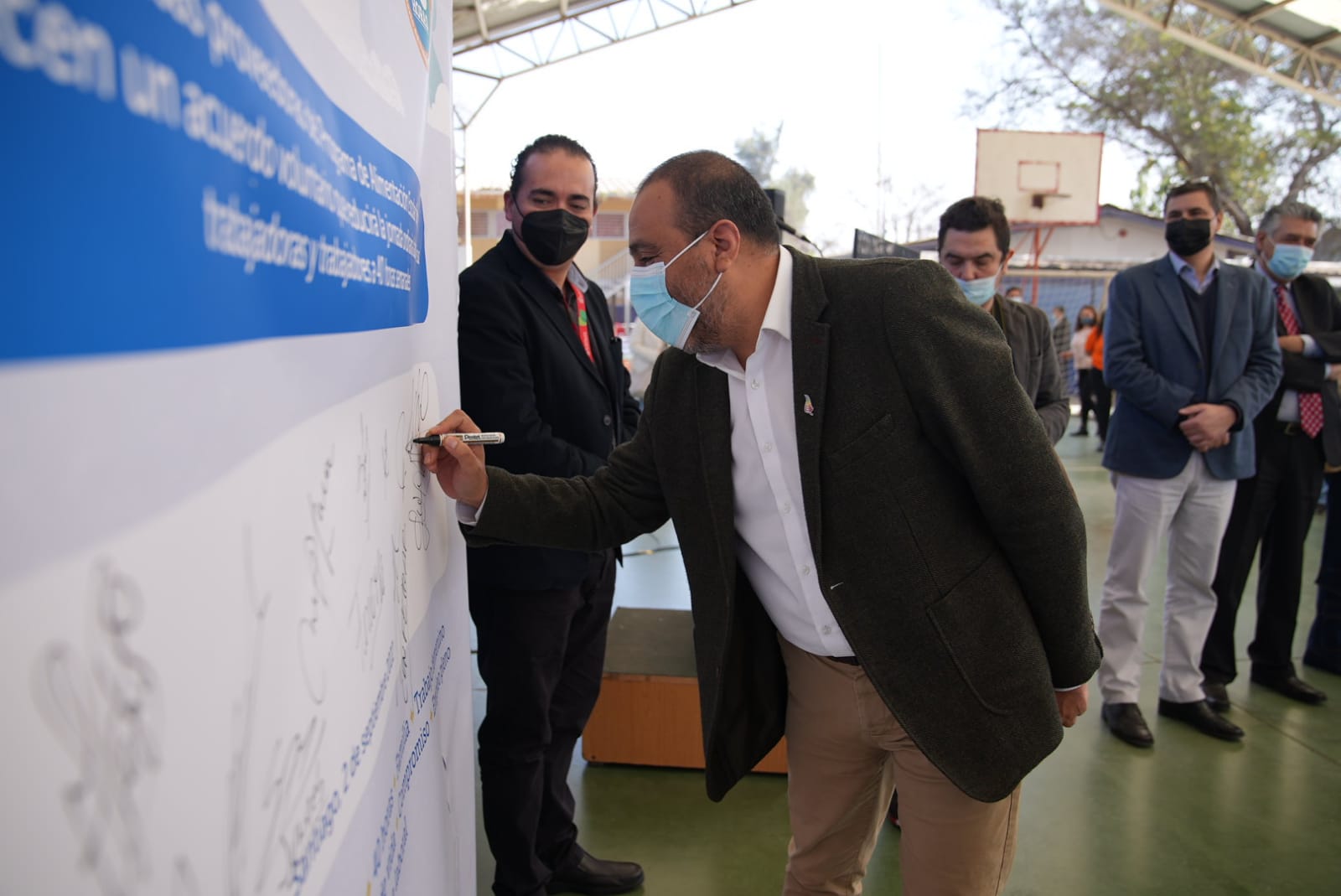 Ministro de Educación anuncia compromiso de las empresas Junaeb por el ...