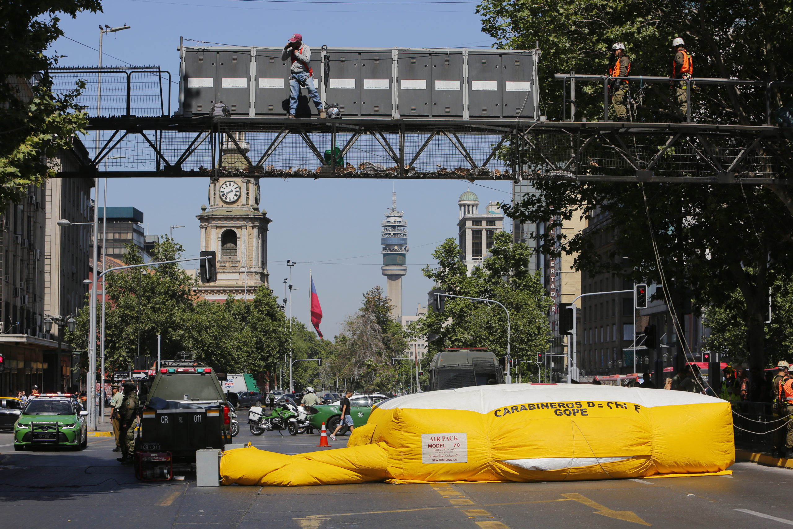 Cortan el tránsito en la Alameda por hombre protestando arriba de letrero