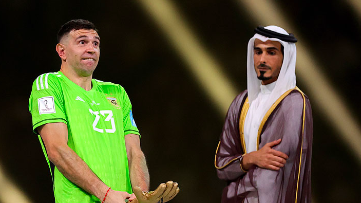 El cuestionado gesto de “Dibu” Martínez tras recibir premio al Mejor Arquero de Qatar 2022
