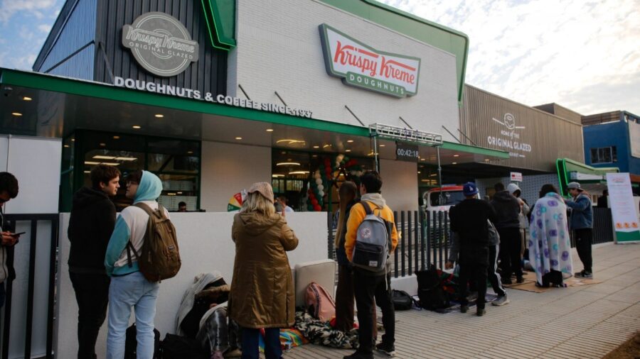 Cientos de personas acamparon para la inauguración del primer local de Krispy Kreme en Chile