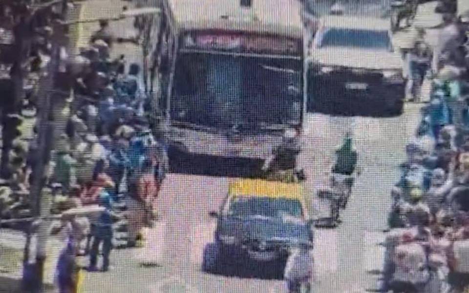 Policía es atropellado por una micro en Argentina en medio de protesta ...