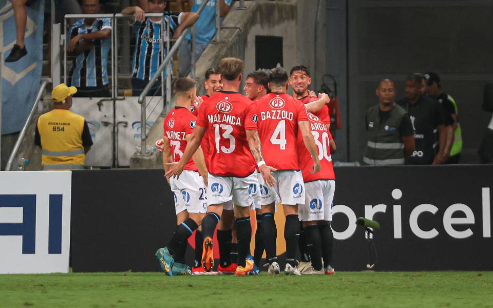 Huachipato derrota a Gremio en Brasil y lidera el Grupo C de la ... Huachipato derrota a Gremio en Brasil y lidera el Grupo C de la ...
