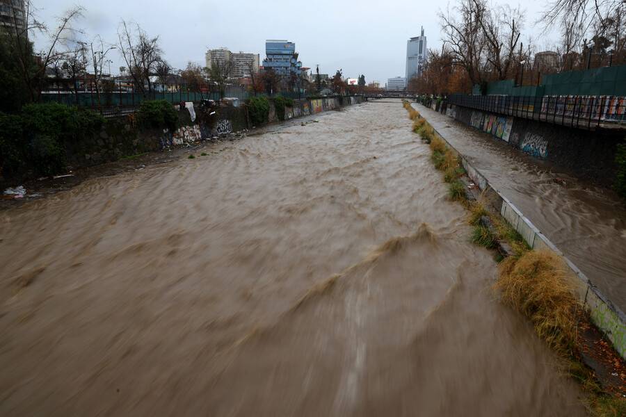 Hallan el cuerpo de un hombre en la ribera del Río Mapocho: no está ... Hallan el cuerpo de un hombre en la ribera del Río Mapocho: no está ...