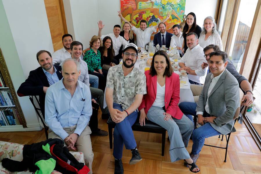 Evelyn Matthei se reunió con los alcaldes electos de Chile Vamos Evelyn Matthei se reunió con los alcaldes electos de Chile Vamos