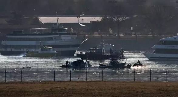 Recuperan las cajas negras del avión accidentado en Washington